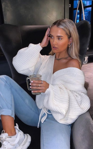 Your Ultimate Guide to the Soft Girl Aesthetic (+12 Soft Girl Outfits!)